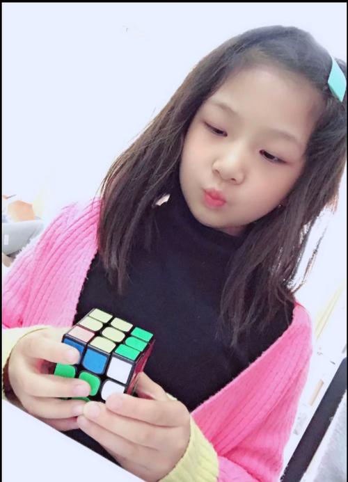 玩魔方的女生给人感觉图标