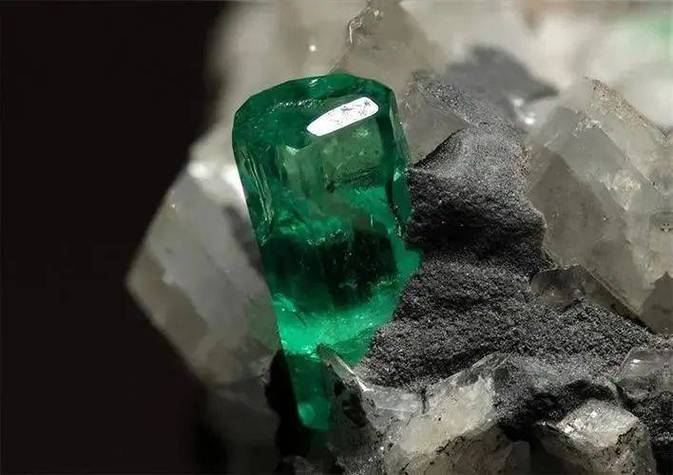 绿宝石矿石图标
