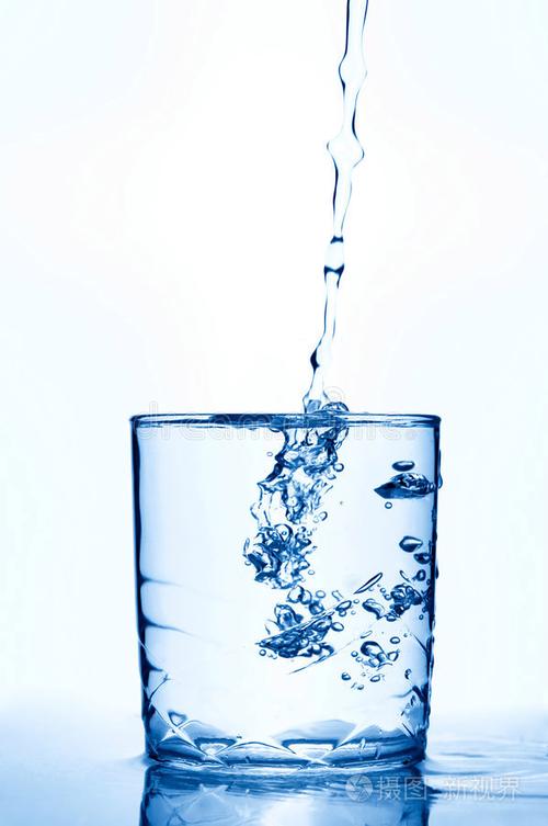 装满水的杯子图标