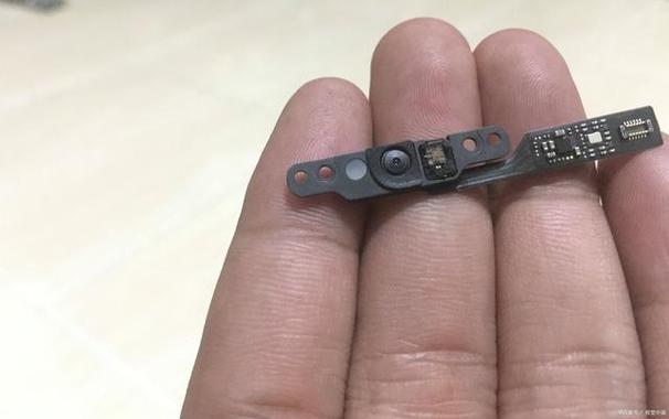笔记本摄像头两边的小孔截图