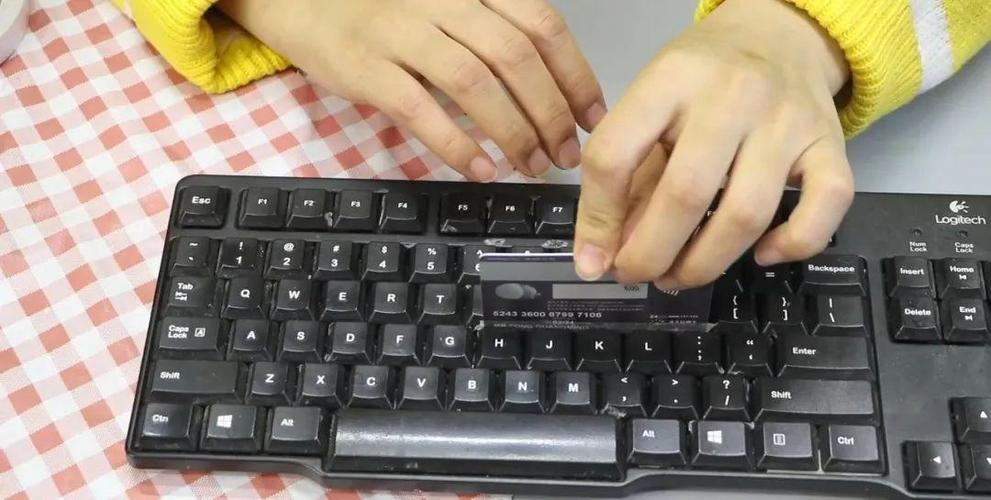 键盘缝隙里很脏怎么清理图标