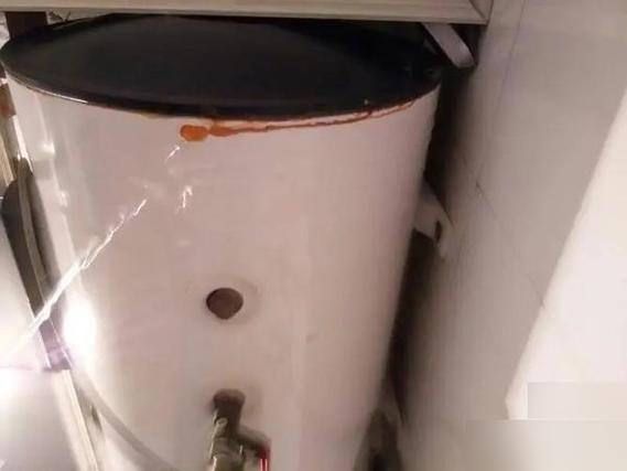 热水器侧面的缝隙漏水截图