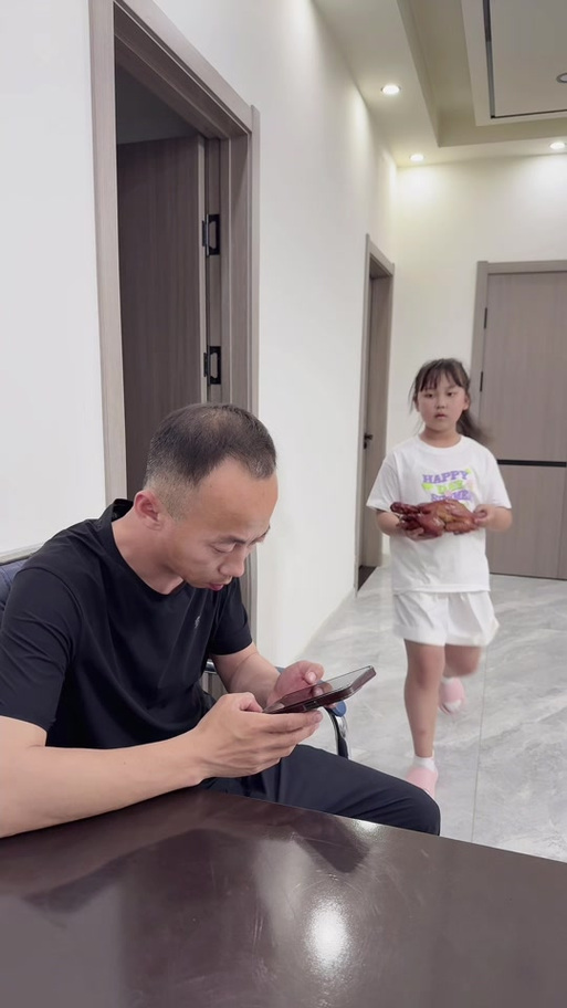 网红于兜兜的年收入图标