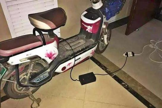 电车充电充一半可以拔吗图标