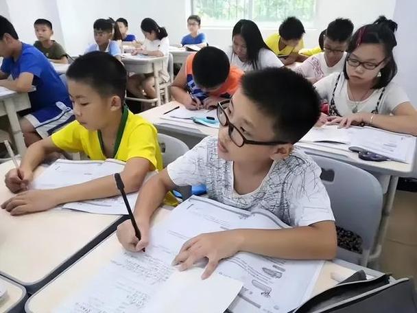 小学生做题图标