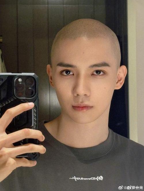 男生前面剃光的发型图标
