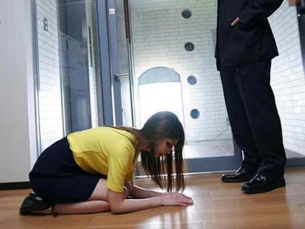 女人下跪道歉很没尊严吗