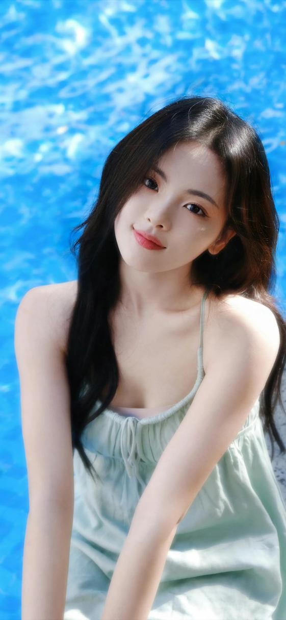 杨超越泳池大片