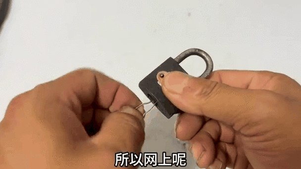 回形针打开抽屉锁视频截图