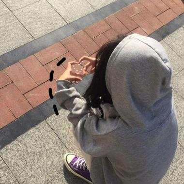 女生头像真人蹲着图标