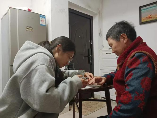 大二女生带着奶奶上学获批准图标