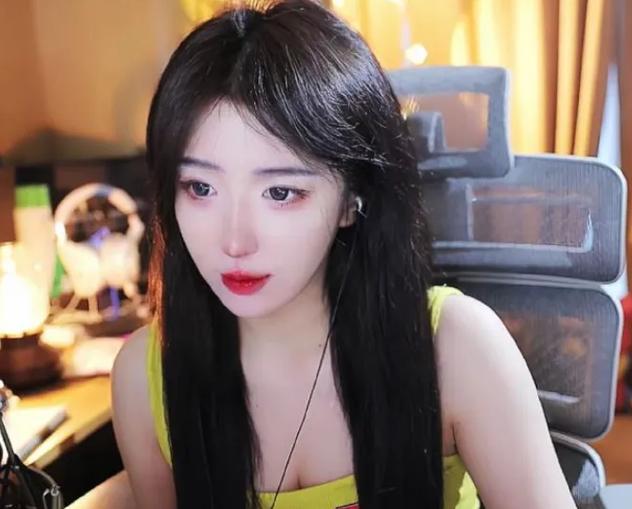 那个表情包很火的女主播截图