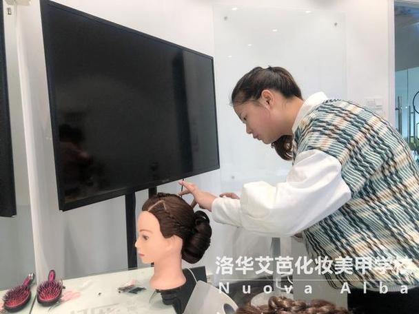 化妆师一年能挣多少钱截图