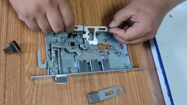 门锁的拆卸与安装方法图标