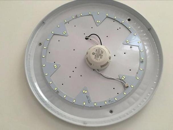 家用led灯三色光有一个不亮图标