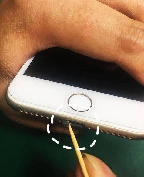 如何清理苹果充电插口的灰尘图标