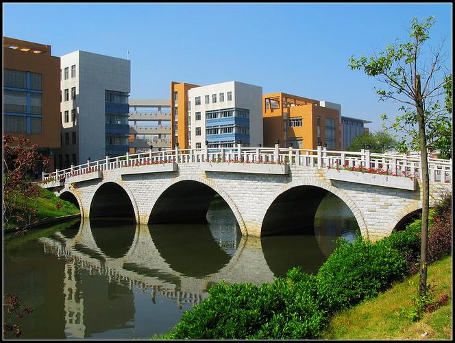广州外语外贸学院图标