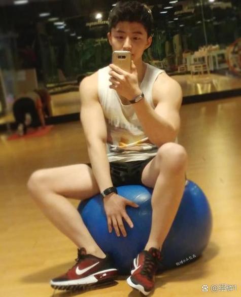 健身房男生截图