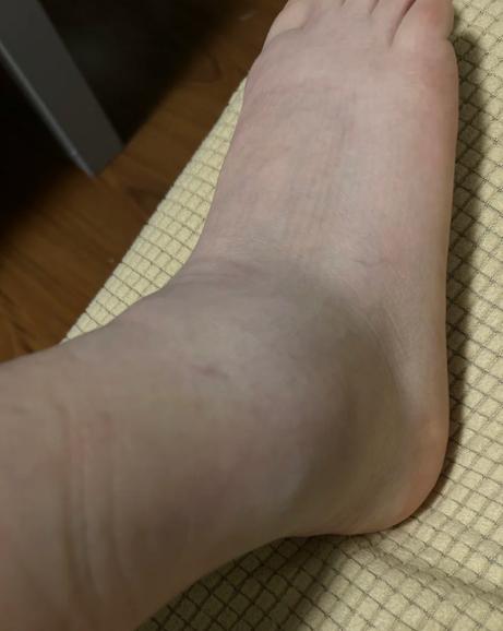 握住高傲清冷极品妈妈的脚踝慢慢摩截图