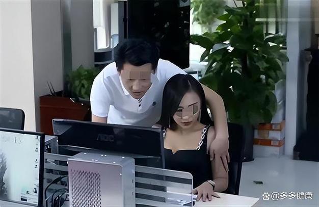 领导经常给女下属点赞图标