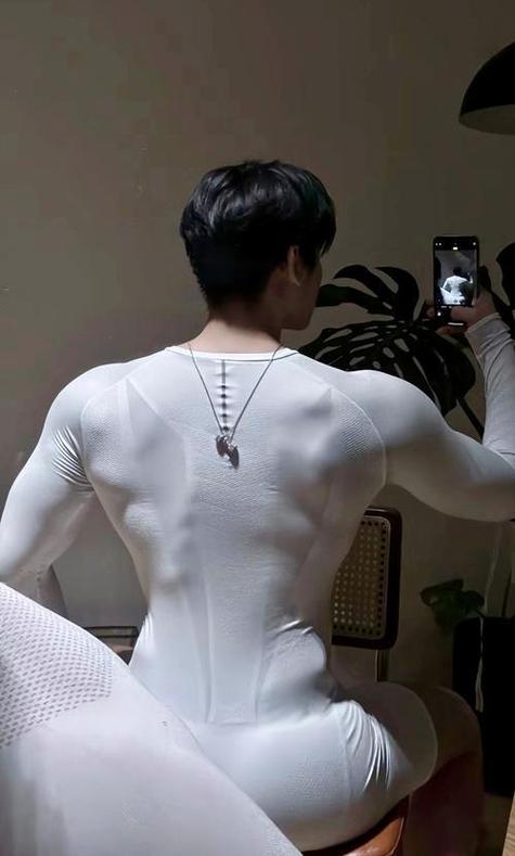 肌肉男健身房训练紧身衣截图