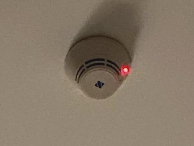 酒店火灾报警器闪红光的原因截图
