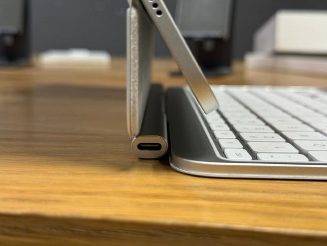 macbook充满电后还用插电使用吗图标