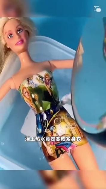 给芭比娃娃打扮
