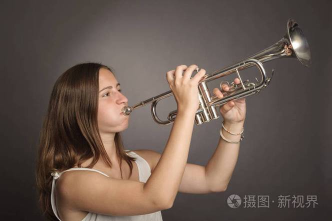 女生学小号的前景图标