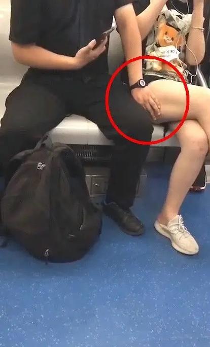 摸异性大腿属于什么情况