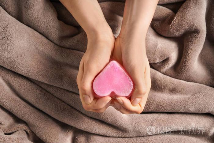 女孩柔软的心脏图标