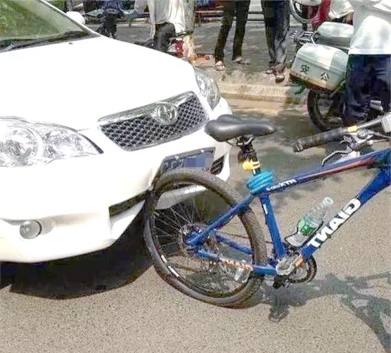 自行车被汽车撞坏图标