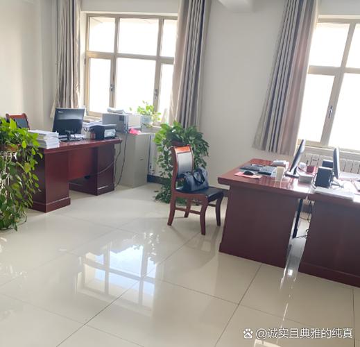 办公室招聘的在办公桌
