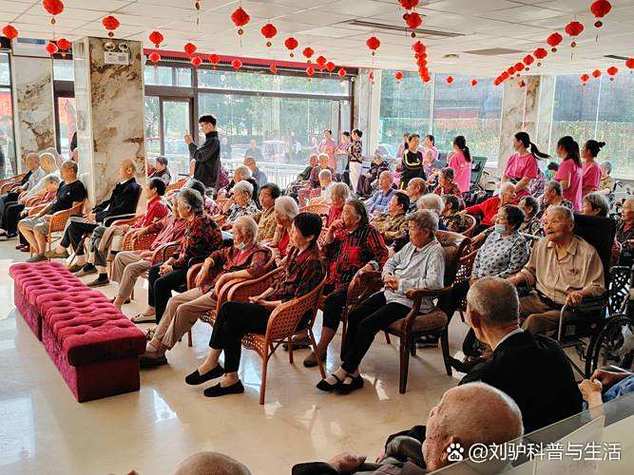 老人请保姆好还是住养老院好