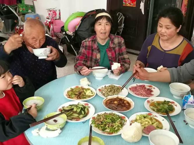 侄媳妇给叔叔送饭图标