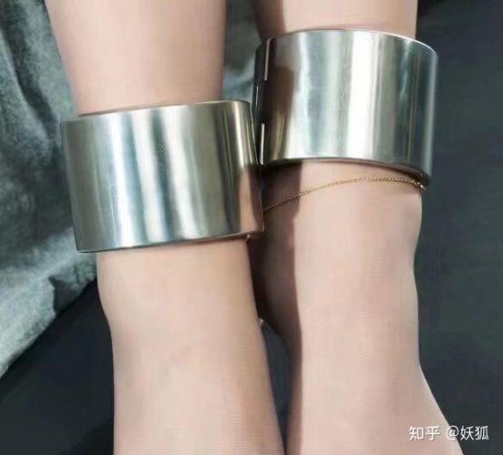 给女儿戴带锁钛钢脚镯戴几岁可以了