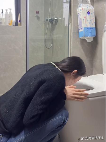 女生发呕吐是暗示啥意思图标