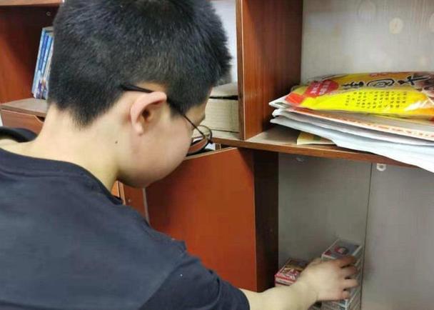 14岁学生赚钱图标