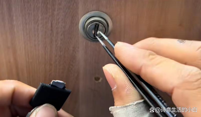 十字锁钥匙断了在锁里怎么取出来图标