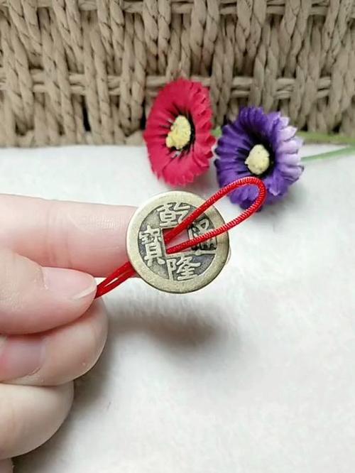 用红绳子绑铜钱图标