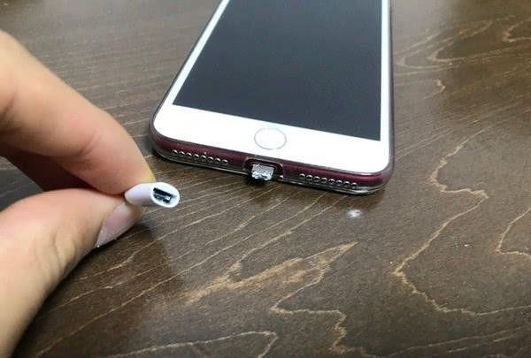 苹果充电器断在卡槽里截图