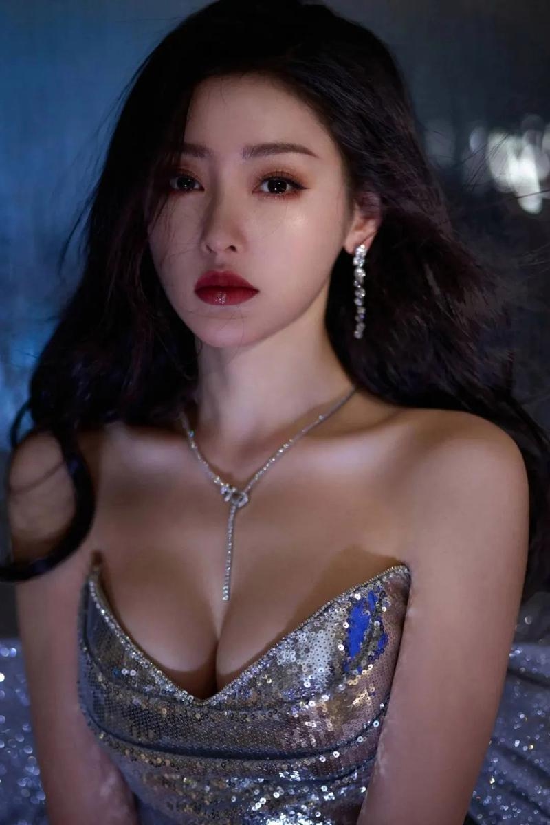 张天爱抹胸礼服图标