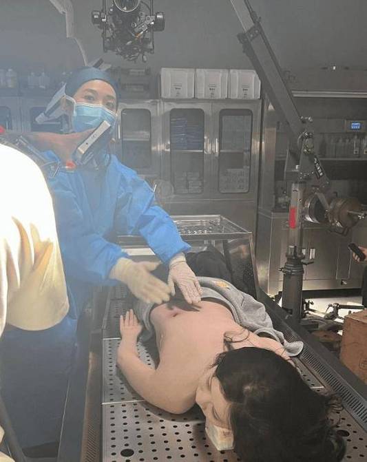 少女肚子被剖开尸检图标