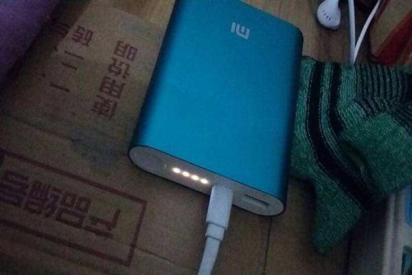 小米充电宝一个灯闪烁却充不进电