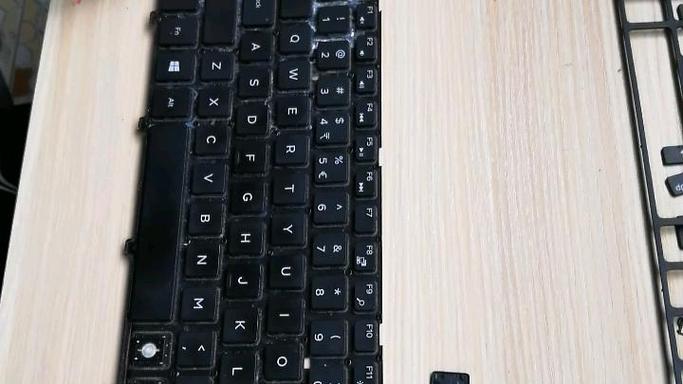 戴尔笔记本键帽拆卸图解截图