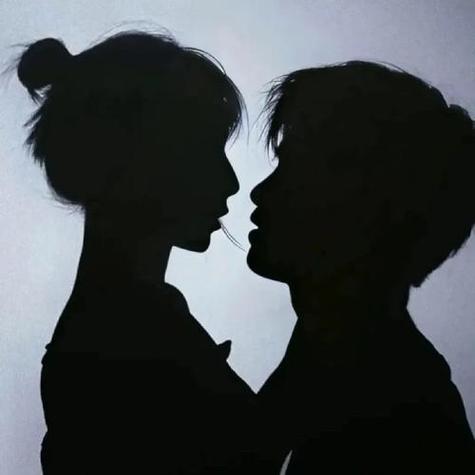 不明显的情侣头像黑色系截图