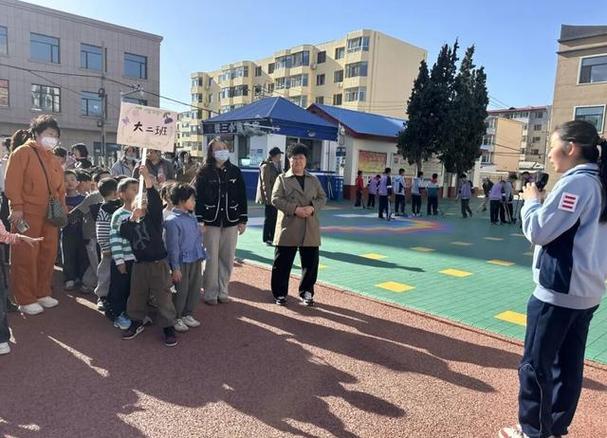 幼儿园排队总是排后面的孩子图标