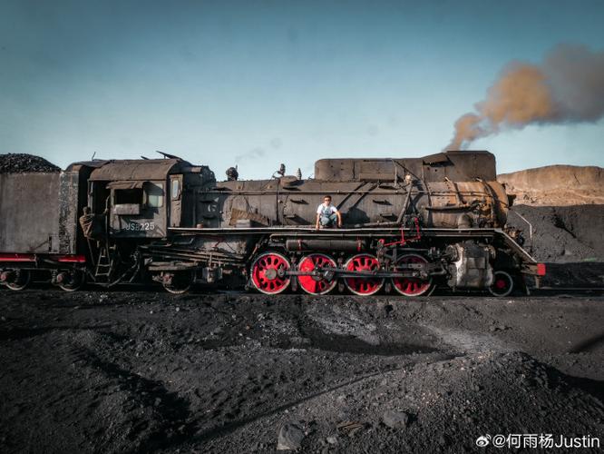 脱轨的蒸汽火车图标