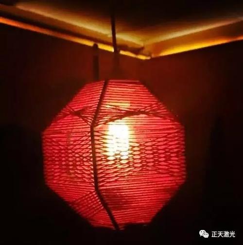 夜深两行锦灯笼的意思图标
