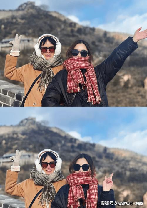 我和朋友陪妈妈一起去旅行图标